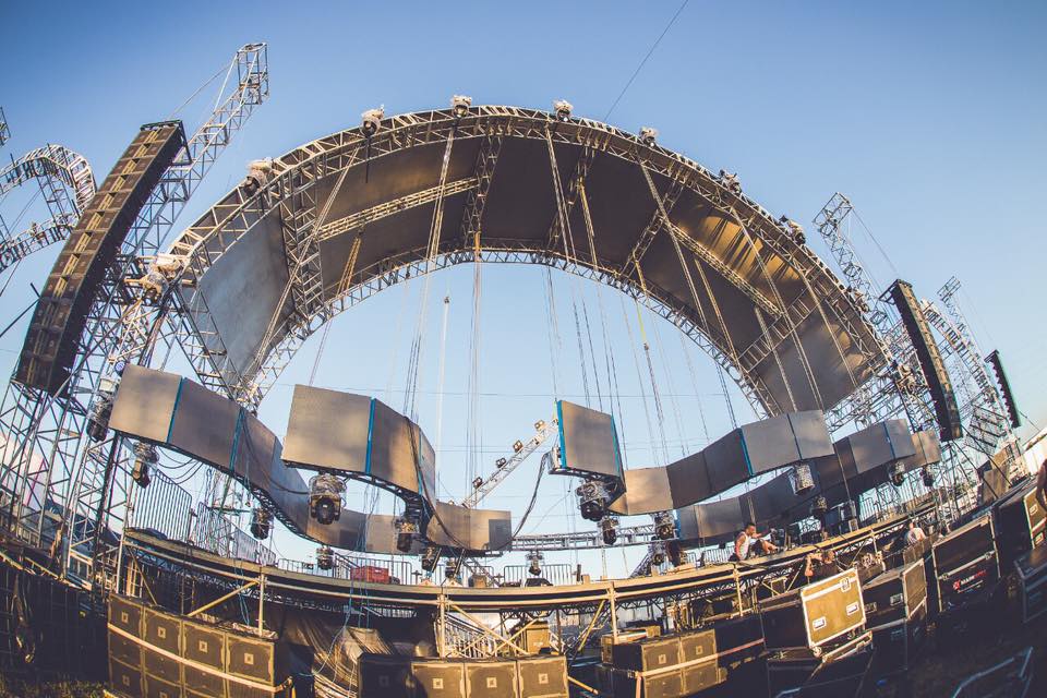 Stage collapses at Atmosphere Festival - Techno Station