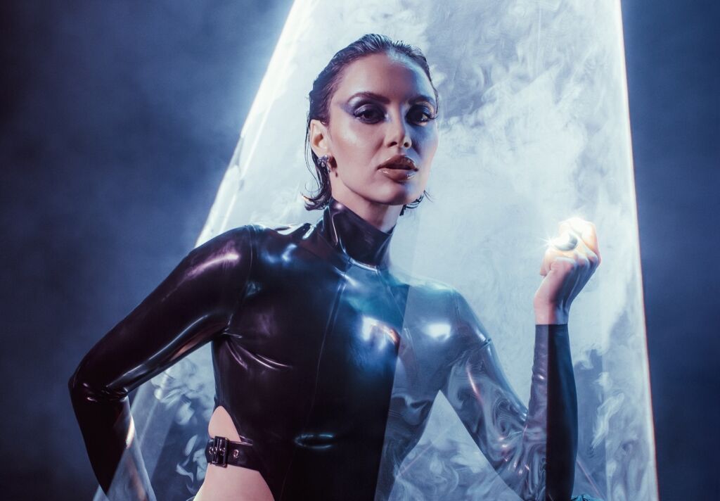 Sara Landry Announces Debut Album With New Single ‘Heaven’ - Techno Station